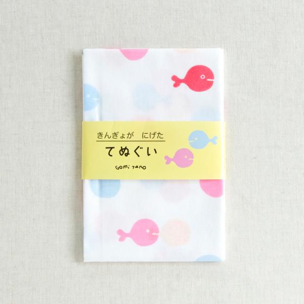 五味太郎さんのロングセラー絵本『きんぎょがにげた』のてぬぐいです。タオルや布巾として使うのはもちろん、ティッシュボックスやワインボトル、お弁当を包んだり、ブックカバーにしたり。アレンジ次第で使い方は様々！タペストリーとして飾ってもいいですね...