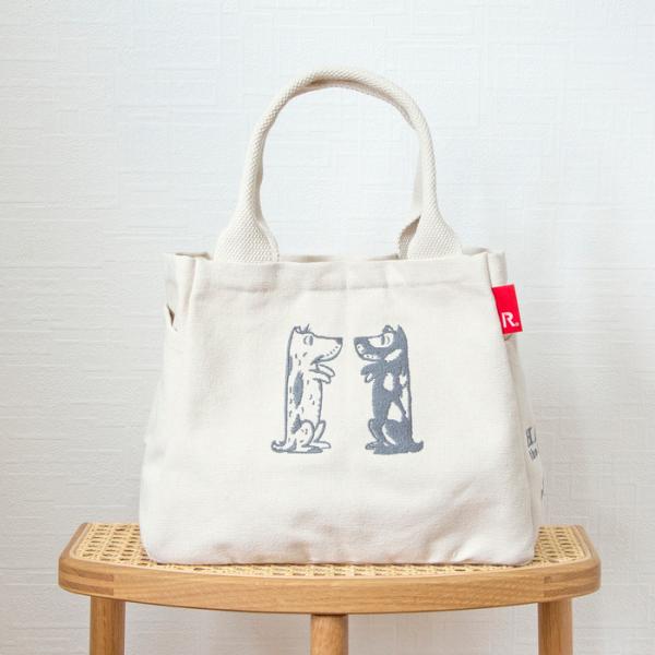 長く愛され続けるロングセラー絵本『どろんこハリー』が、シンプルでかわいいトートバッグ＜ROOTOTE＞になりました！しっかりした厚手のコットンキャンバス生地（環境にやさしいリサイクルコットンを使用）に、「黒いぶちのある白い犬」と「白いぶちの...