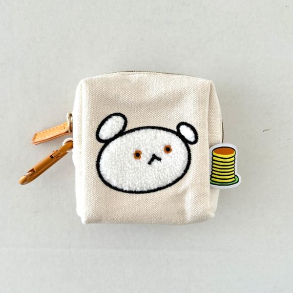 人気絵本「こぐまちゃん」シリーズがミニポーチになりました。サガラ刺繍のしろくまちゃんがとってもかわいいデザイン。リップや目薬等、かばんの中でバラバラになりやすい小物の収納に便利です。可愛いほっとけーきの織ネームにもご注目ください♪【素　材】...