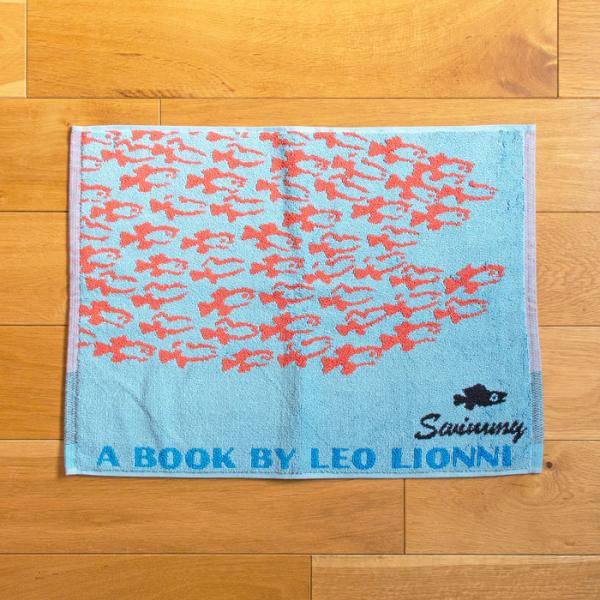 レオ・レオニの世界を鮮やかに表現した、スイミーのバスマットです。お祝いなどのプレゼントにもおすすめです。【サイズ】45×60cm【素　材】綿100％絵本/グッズ/レオレオニ/お風呂マット/足ふきマット/スイスイ/レオレオニ バスマット スイ...
