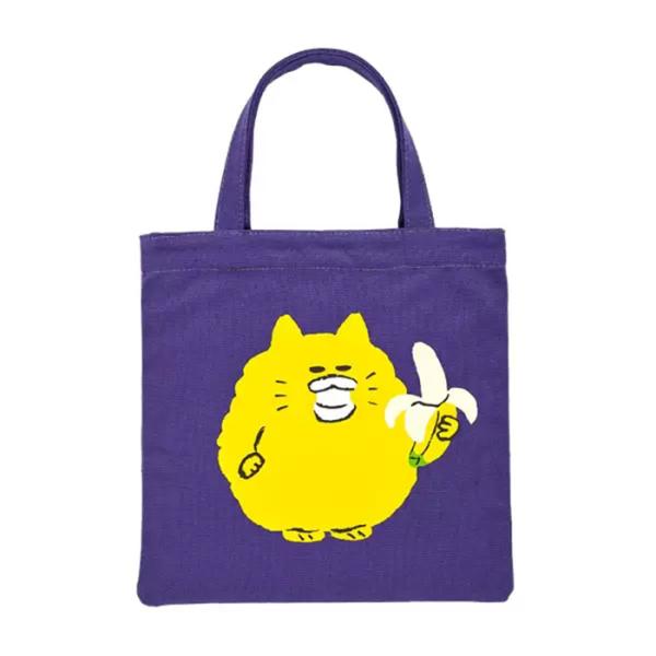 工藤ノリコさんの絵本「ノラネコぐんだん」シリーズの大人気のミニトートに新柄が登場！こちらは「そらをとぶ」。「ノラネコぐんだん」シリーズの絵本がちょうど入る、かわいいサイズです。サブバッグにもおすすめ。お出かけの際にご活用ください。キャンバス...