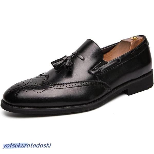 ドレッシーな印象のスリッポンが登場。タッセルデザインでシンプルに成り過ぎない上品な仕上がり。柔らかいレザー素材ならではの風合いが大人の足元を演出します。幅広いシーンで活躍するおすすめのシューズです。 内部に使用しているライニングは優れた通気...