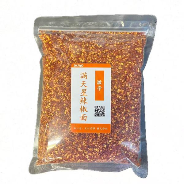 原材料/商品内容：唐辛子原産国名：中国商品説明：辛みが強い唐辛子の粗挽き。風味の良い朝天辣椒面との組み合わせで、香り高い辛さもある辣油が作れる。