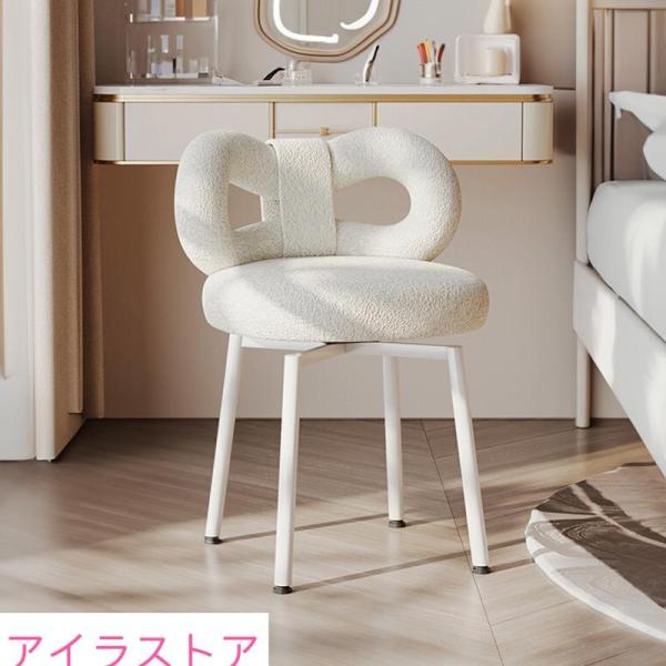 このリボンのデザインが一際目を引く。背もたれと座面が優美なリボンのような曲線を描いており、部屋に愛らしさと遊び心をもたらします。快適な座り心地を提供し、同時にインテリアに魅力的な要素を追加します。リビングルーム、ベッドルーム、または子供部屋...