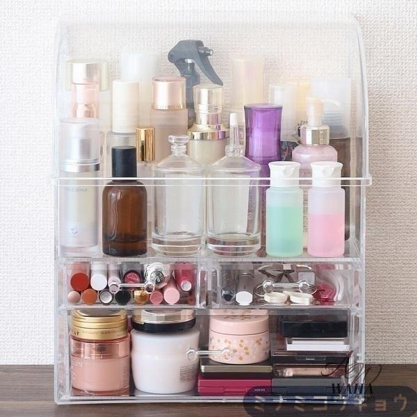 コスメ収納ケース カバー付き化粧品からアクセサリーまで、たくさん収納できるコスメケースです。クリアケースなのでお気に入りのコスメをディスプレイ感覚で収納できます。上部トレーには高さ約20cmまでの背の高い化粧品をすっぽり収納することができま...