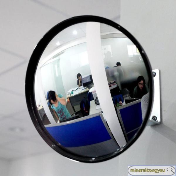 【視認距離】見える範囲は10m以内。車庫から道路に出るときの安全性アップ【軽量で割れにくい】屋内外両用。アクリル樹脂で作られた安全ミラーは割れにくい、超軽量。フレームは耐摩耗性に優れたPPを採用しております。【角度調整可能】ボール式のアタッ...