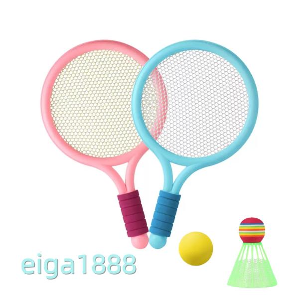 安全設計＆軽量素材：ABS樹脂製のラケットで軽量，ながら耐久性抜群。子供の手にフィットするグリップ設計で、室内外問わず安全に遊べます親子で楽しめるスポーツゲーム：2人用セット付きで、家族や友達と一緒にバドミントンやテニスごっこが可能。運動能...