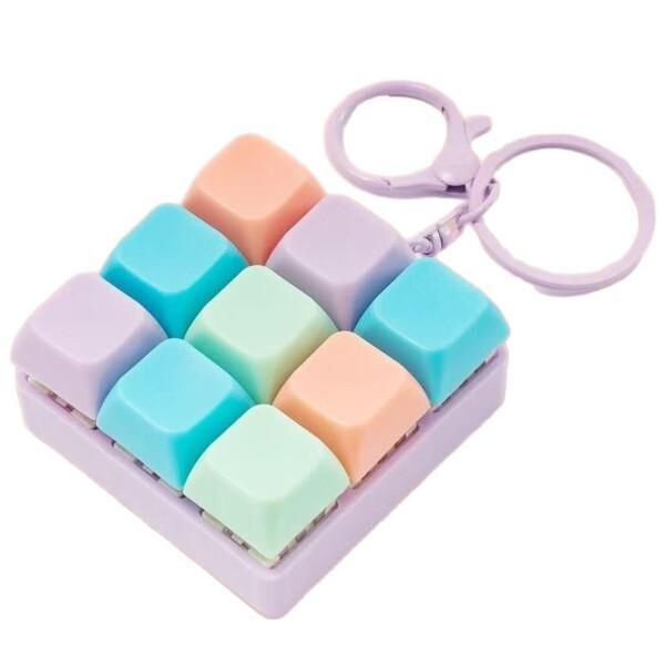 キーボード キーホルダー フィジェット 9ボタン ストレス解消 指のおもちゃ 大人 カラーフィジェットキーボード (C)商品コード：49081146092型番：01カラー：カラー【減圧キーボード】さまざまなスタイルのキーボードがそわそわして...