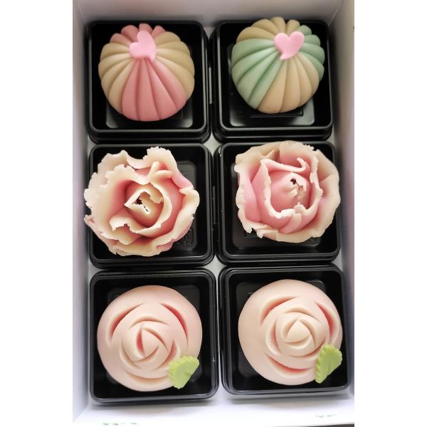 【発売日：2026年04月15日】母の日限定の上生菓子です。練りきり製で、中餡は小豆こしあんです。手毬2個、カーネーション2個、薔薇2個の計6個入りになります。※品質保持と型崩れを防ぐために、冷凍で出荷させていただきます。（原材料）・砂糖・...