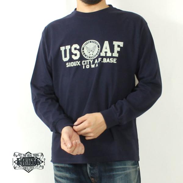 エイトジーの2025年秋冬コレクション、ロングスリーブTシャツ"U.S.AIR FORCE"です。フロントはシンプルに単色で落とし込んだエアフォースマークとブロック体のロゴがアクセントに効いたデザイン、バックはネック裏にロゴをワンポイントで...
