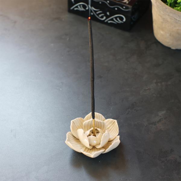 [サイズ] 約幅4×奥行き5×高さ2.7cm[重　量] 10g[材　質] セラミック[カラー] ナチュラル（白）、グリーン、ピンク、ブルー[生産国] タイ[送　料] 送料別/沖縄他離島地域は送料見積り必要[発送日目安] 1〜2営業日（土・日...