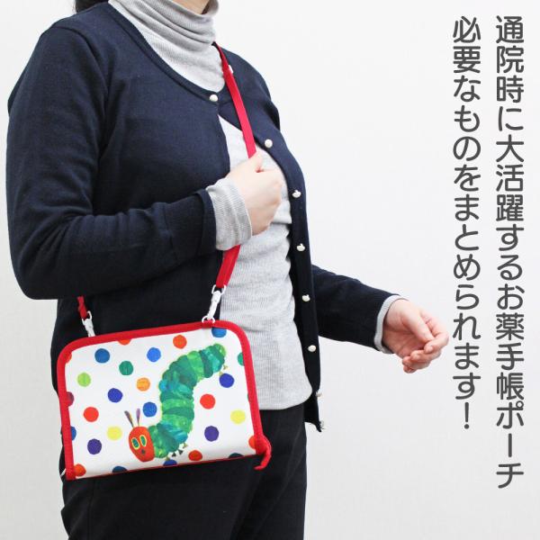 ●通院時に大活躍する多収納ポーチ。●オープンポケットにはお薬手帳や母子(親子)手帳、ペット手帳、通帳、メモ帳などを収納する事ができ、大サイズにはペンを差す事も出来ます。●家族分の診察カードがスッキリ見やすく収納できるカードポケット付き。●お...