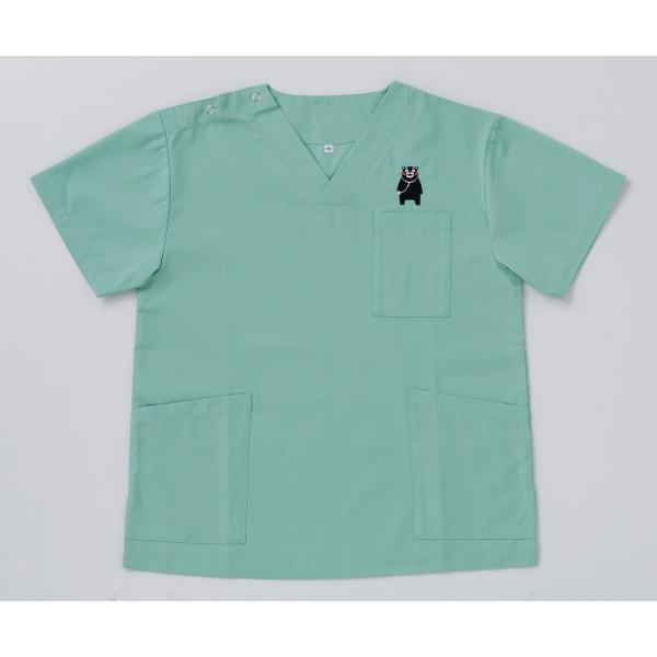 人気のキャラクタースクラブ「くまモン」の刺繍入り。子ども達とのコミュニケーションをお手伝い！■商品仕様材質：ポリエステル65%・綿35%・前：左胸ポケット、右肩ドットボタン留め、左右ポケット・両脇スリット(9cm)・裏地なし※女性が着用され...