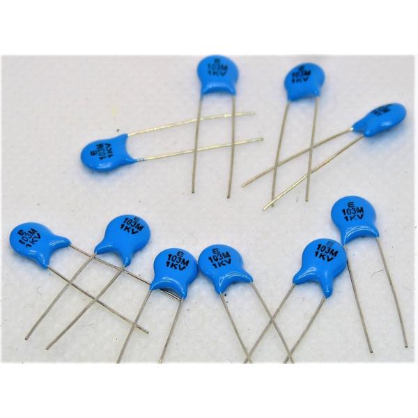 高耐圧セラミックコンデンサ 103（10000pF)1kV 10個です。誤差±20％ばら売りや混合売りは致しておりませんのでご了承下さい。少々のリード曲がりありです。23時までのご注文で当日発送いたします（店休日を除く）発送作業は深夜に行っ...