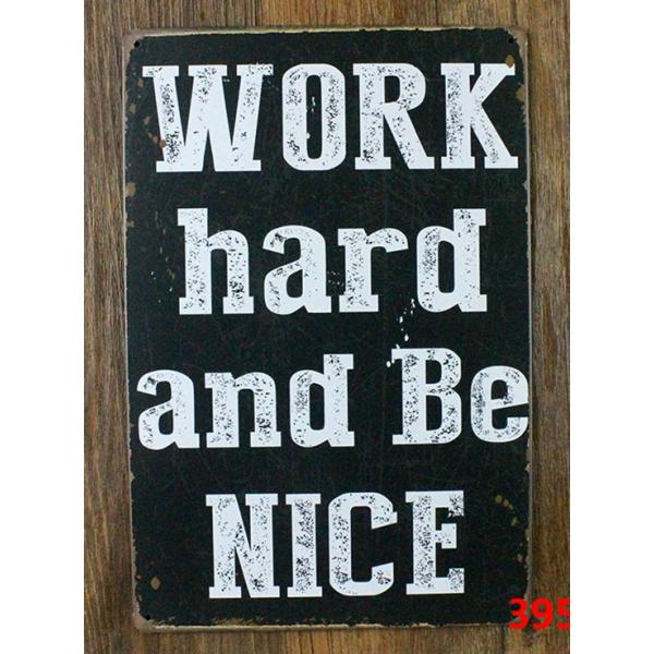 ■サイズ　20cm*30cm四隅に穴が開いているので飾り付けも簡単にできちゃいます！置くだけで、アメリカンレトロ、アメリカンヴィンテージな空間をお手軽に演出できます。インテリアおしゃれ雑貨として大人気のアメリカンサインボードです。アメリカン...