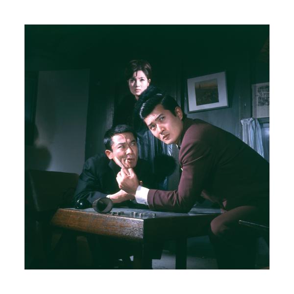 長い脚に広い肩幅、スタント無しの派手なアクション。権力者に媚びず不敵な笑みを浮かべる小林旭は、誰もが憧れるヒーローだった。父を殺された娘を助ける『銀座旋風児』、吉永小百合と大人の恋を演じた『黒い傷あとのブルース』ほか6作品。我らがマイトガイ...