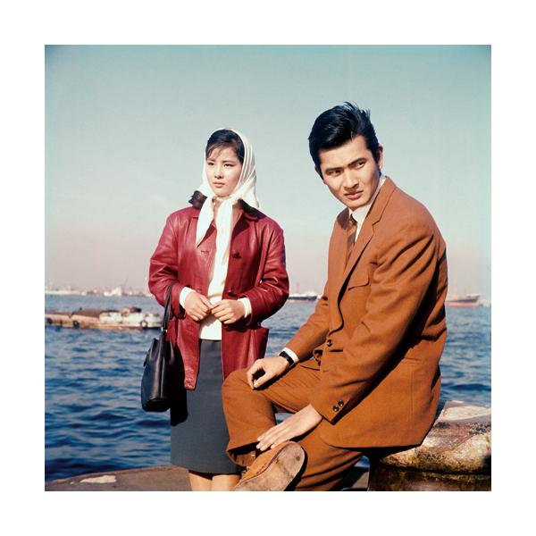 長い脚に広い肩幅、スタント無しの派手なアクション。権力者に媚びず不敵な笑みを浮かべる小林旭は、誰もが憧れるヒーローだった。父を殺された娘を助ける『銀座旋風児』、吉永小百合と大人の恋を演じた『黒い傷あとのブルース』ほか6作品。我らがマイトガイ...