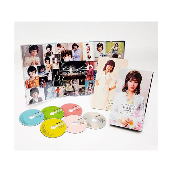 テレビドラマ「時間ですよ」で歌う「水色の恋」、最大のヒットシングル「ひとりじゃないの」など、想い出の曲がぎっしり。70年代前半の国民的アイドルの歌手としての魅力をたっぷり味わえる。セット内容　全曲ステレオ　◆別冊歌詞解説書付き【CD 1】コ...