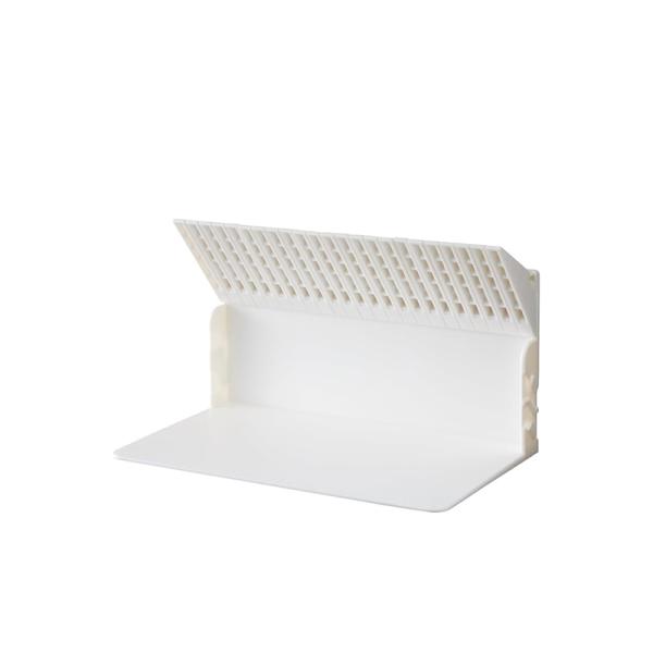 両サイドのストッパーが差し込んだものを保持するので倒れません