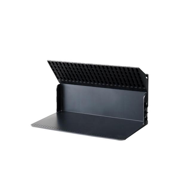 両サイドのストッパーが差し込んだものを保持するので倒れません