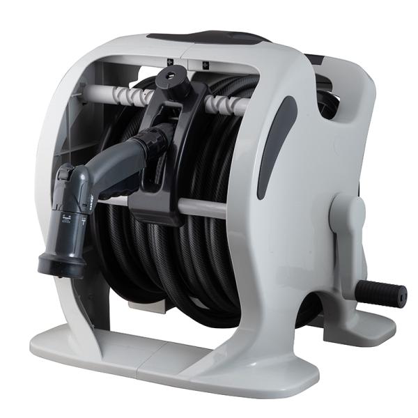 ホースの巻き取りがスムーズなホースガイド付きの散水ホースリール