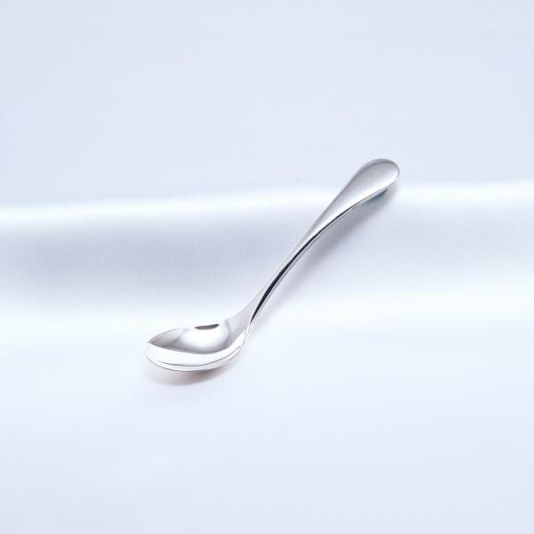 出産祝い お食い初めに日本の職人が作る手作りの純銀スプーン純度95％、かたちが可愛いロングセラーです。どんどん使って傷が付いてこそ本当の記念の品になります。食事の度に使って欲しい逸品です。プレゼントに最適名前,生年月日の彫刻を致します。名前...