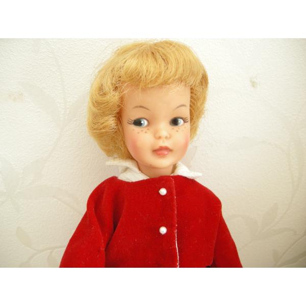 アメリカより中古品イデアル社　タミーちゃんの妹　ペッパーちゃん　1960年代品付属品　　帽子・ブラウス・スカート・ジャケット・靴・本・ケースのバッグ・手袋・セカンドバッグ写真の物が全てです腕が少し汚れています　左手がややゆるいですお顔と体は...