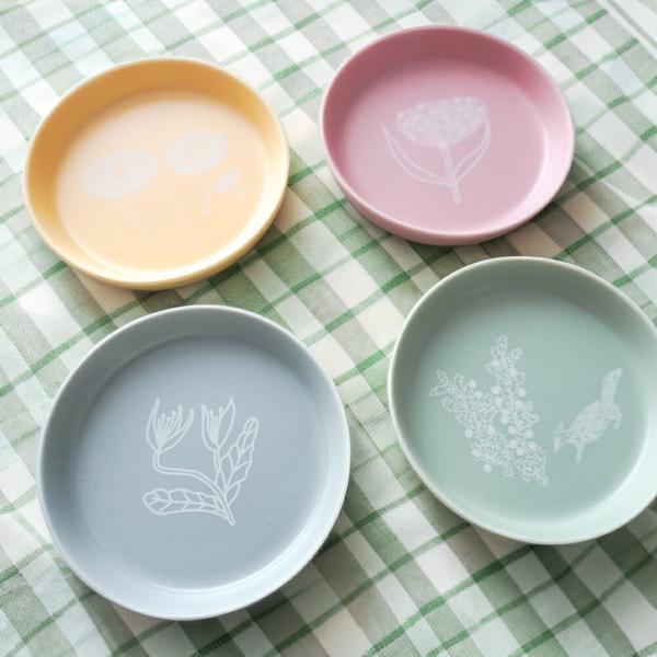 商品説明 松尾ミユキさんのやさしい線画で描かれた、草花や動物のモチーフが愛らしい小さなプレート。ふんわりとしたペールカラーの4色展開で、思わず手に取りたくなるやさしい佇まいです。マットな質感の陶器に、繊細な線で描かれた絵柄が引き立ち、テーブ...