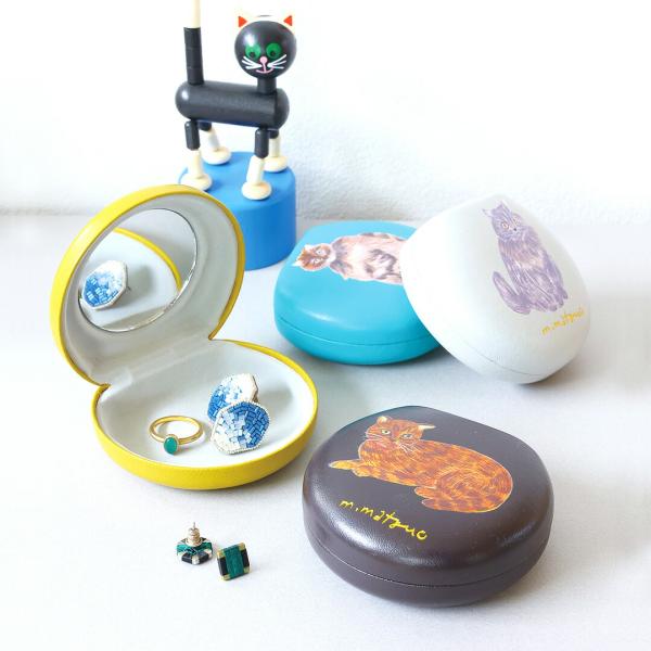 商品説明 松尾ミユキさんの描くネコたちが愛らしい、個性豊かなマルチケースです。アクセサリーや、ちょっとした小物を入れておくのにとても便利。内側には鏡も付いているので、お出かけ先でも活躍しそう。裏面には植物のイラストが描かれていて、華やかなデ...