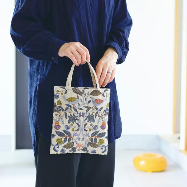 商品説明 松尾ミユキさんの描く動物や植物をゴブラン織りの生地に落とし込みミニバッグに仕上げました。細い糸を使用することで、イラストの細かな部分を表現しています。お財布やスマホ、ハンカチなどが入るサイズ感で、ちょっとしたお買い物やお散歩の際に...