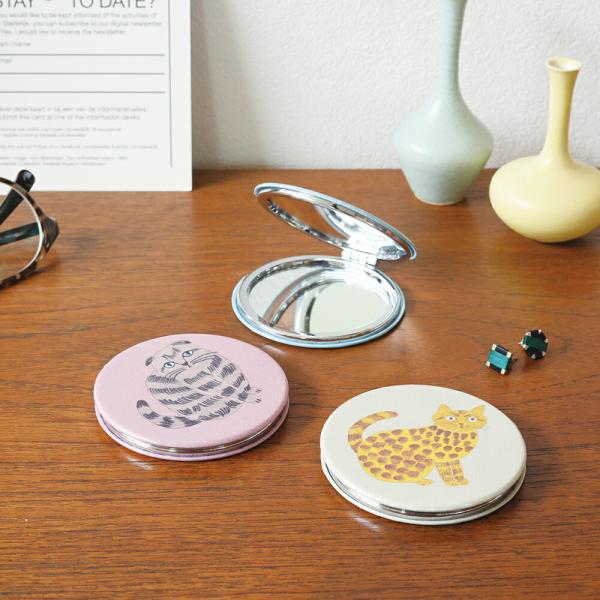 商品説明 松尾ミユキさんの描く人気のネコたちのコンパクトミラーです。個性豊かな表情がが愛らしく、ネコ好きにはたまらないデザイン。鏡は等倍鏡と拡大鏡の2面になっていて、メイクを直す際の使いやすさも◎関連カテゴリ 8000000works｜松尾...