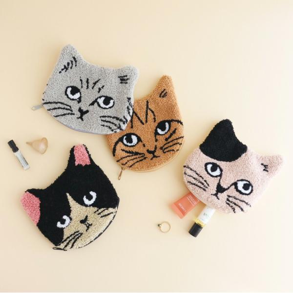商品説明 松尾ミユキさんが描いた愛らしいネコのイラストを、ふわふわとしたサガラ刺繍で表現したポーチです。柔らかな手触りは使うたびに優しい気持ちにしてくれそう。バッグの中で迷子になりがちな小物の整理にちょうどよいサイズ感で、デザインの可愛らし...