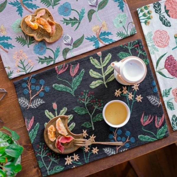 商品説明 松尾ミユキさんの描く優しくあたたかなお花をゴブラン織りの生地に落とし込みました。横滑りがしにくい厚みのあるしっかりとした生地。食事の時間が華やかになりそうです。サイズ 横幅 45 cm × 縦幅 32.5 cm素材／材質 ポリエス...