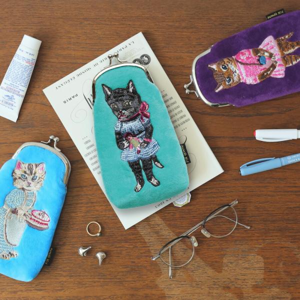 商品説明 ナタリー・レテの描く動物たちを刺繍で繊細に表現した、ぜいたくな仕上がりのポーチです。表情や細かい色使いを丁寧に刺繍しています。生地はなめらかでふんわりとした触り心地。クッションをはさんでいるので、メガネケースとしても使えます。関連...