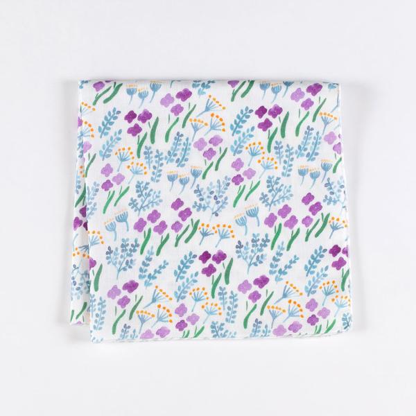 商品説明 水彩の絵柄が心温まる 青山佳世さんデザインのガーゼハンカチ＜grassland＞優しい風が通り抜けていくような、森の草原をイメージしたデザインです。可愛らしい小花やちいさな実たちが鈴の音を奏でるように揺れている雰囲気を、柔らかい水...