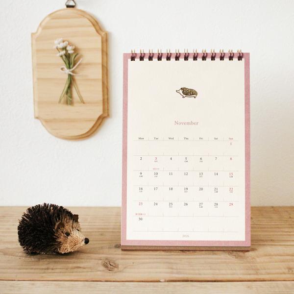 商品説明 リングタイプの『MATOKA マトカ』2026年 卓上カレンダー。デザインは、レターセットやメッセージカードで人気の『Lucia｜ルチア』。ワンポイントの箔押しとフレームの色が毎月変わるシンプルなデザイン。カレンダー部分には 書き...