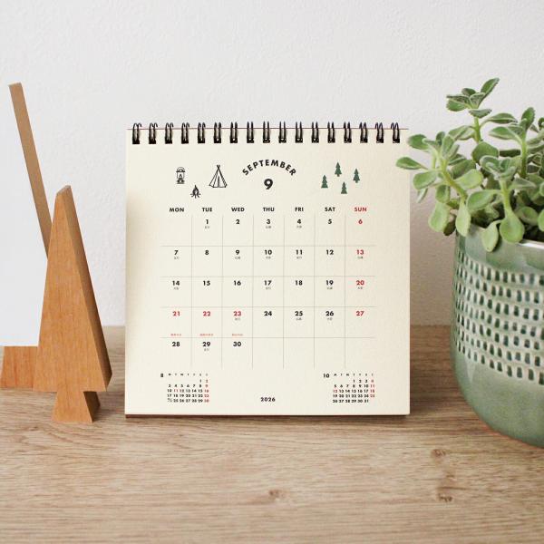 商品説明 リングタイプの『MATOKA マトカ』2026年 卓上カレンダー。季節のイメージやイベントにまつわる小さなイラストがかわいいです！イラスト部分にぷっくり盛り上がったツヤプリ加工がしてあります。各月に前月と翌月のカレンダーも載ってい...