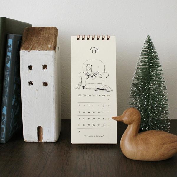 商品説明 ちょっとしたスペースに置ける縦長リングタイプの『MATOKA マトカ』2026年 卓上カレンダー。アヒルとクマの生活を鉛筆風のタッチで描いた 絵本のようなカレンダーです。月ごとの物語の文章を英語で添えています。関連カテゴリ カレン...