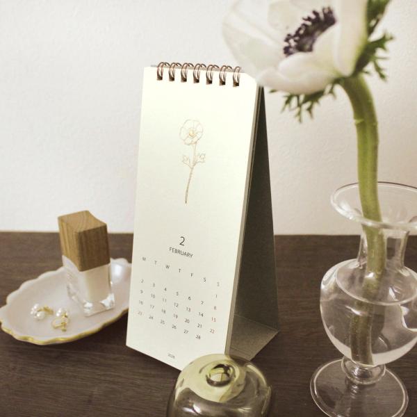 商品説明 ちょっとしたスペースに置ける縦長リングタイプの『MATOKA マトカ』2026年 卓上カレンダー。一輪のお花がゴールドの箔押しでさりげなく輝く上品なデザイン。季節に合わせた12ヶ月のお花が描かれています。関連カテゴリ カレンダー｜...