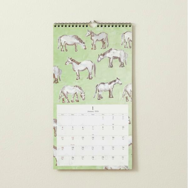 商品説明 『MATOKA マトカ』2026年 壁掛けカレンダー。テキスタイルデザイナー「大槻優美」さんの 図案。身近な自然や旅先の景色をモチーフに アクリル絵の具を使って、筆跡を感じるタッチで表現しています。カレンダー部分も主張し過ぎず、全...