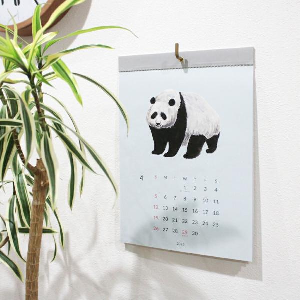 商品説明 『MATOKA マトカ』2026年 壁掛けカレンダー。上部を厚紙で挟み込んだ仕様でミシン目から切り離しやすいカレンダーです。ゴールドのハトメ付き。デザインはイラストレーターの小池ふみさんによる描き下ろし。優しいタッチで描かれた動物...