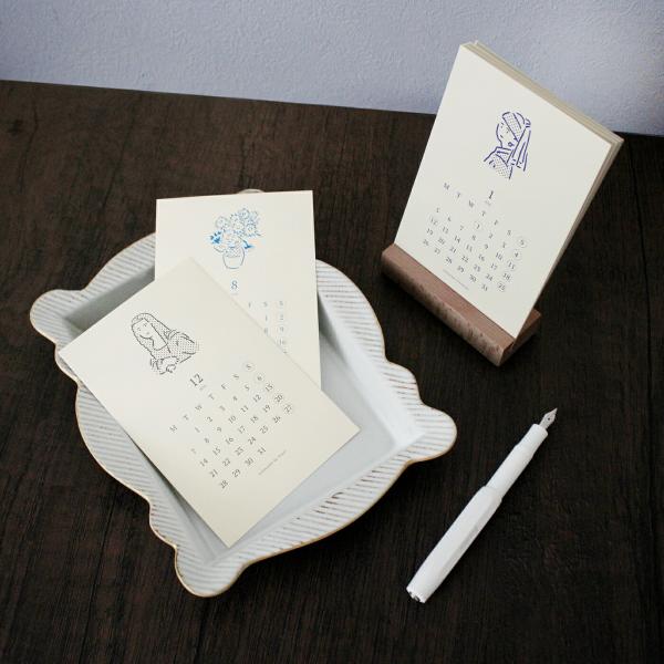 商品説明 スタンドタイプの『MATOKA マトカ』2026年 卓上カレンダー。誰もが一度は見たことのある有名な絵画を、線画でシンプルにアレンジした卓上カレンダーです。フェルメール《真珠の耳飾りの少女》や、葛飾北斎《富嶽三十六景》、ゴッホ《ひ...