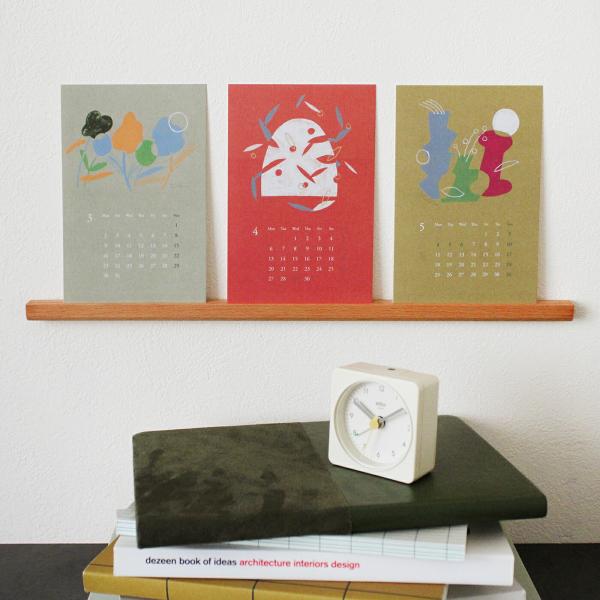 商品説明 スタンドタイプの『MATOKA マトカ』2026年 卓上カレンダー。イラストレーター、テキスタイルデザイナーの「ムラタトモコ」さんのイラストで、毎月異なる抽象的なアートが楽しめる、洗練された雰囲気の卓上カレンダーです。落ち着いた色...