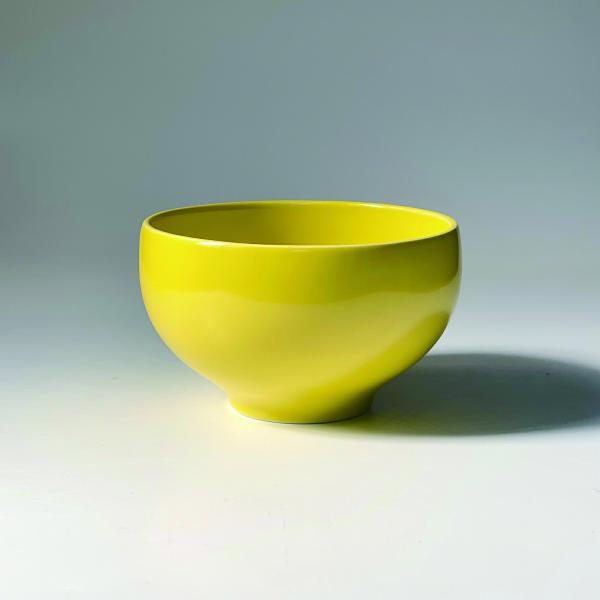 商品説明 和食や洋食問わず、朝昼晩の食卓を料理とともに彩る艶やかな光沢感。シリアルやヨーグルト、サラダはもちろん、ミニ丼やスープなど、幅広い用途に使える万能サイズ。シンプルながらも洗練されたフォルムが、料理を引き立てます。しっかりとした厚み...