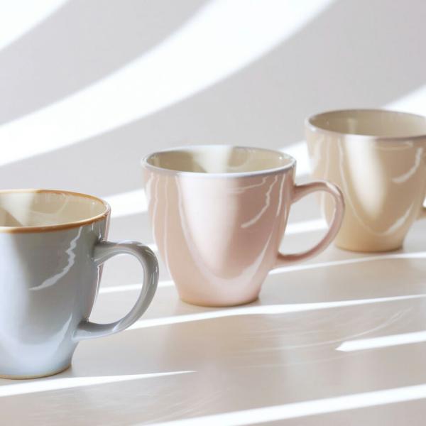 商品説明 ふんわりとした淡い色合いが魅力のマグカップ。Gray・Pink・Beigeの3種類のやさしいカラーは、飲み物を注ぐたびにほっと心が和むデザインです。ちょっと小ぶりな250mlサイズで、コーヒーや紅茶はもちろん、スープカップとしても...