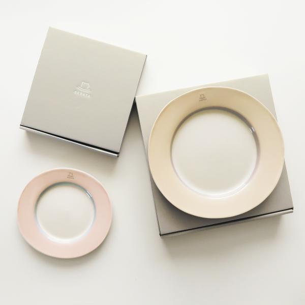 商品説明 淡い色調で塗り分けた、やわらかな雰囲気のプレート。グレー・ピンク・ベージュの3種類をご用意しました。限りなく正円に近い、絶妙な楕円形が特徴的で、シンプルながらもこだわりの詰まったデザインです。サイズは「W153×D145×H15m...