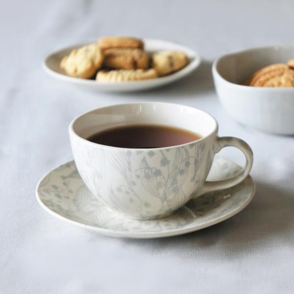 商品説明 白い素地と透明な光沢釉のあわいにひろがる慎ましいスズラン模様のカップ＆ソーサー。さりげない美しさをまとった優しい形は紅茶やハーブティーなどによく似合います。控えめながらも上品に咲く花模様が、日々のティータイムにそっと寄り添います。...