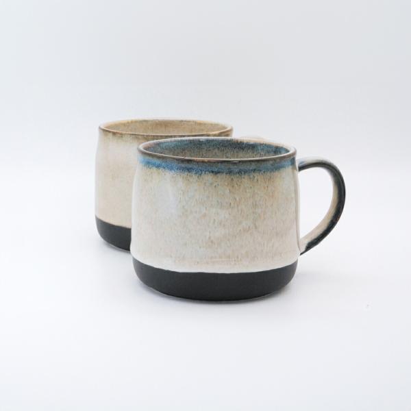 商品説明 優雅でゆったり永く付き合えそうな大きめのマグカップ。釉薬の流れや溜まり具合で模様とフォルムが個々に異なる表情を持つ職人の手仕事が感じられる逸品です。ゆったりとしたフォルムは、たっぷりと飲みたいコーヒーやスープにもぴったり。重厚感の...