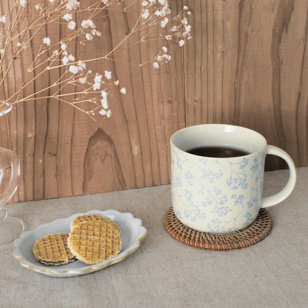 商品説明 手に馴染みやすい丸みのある形状のマグカップ。温かみのあるオフホワイトのベース色に、落ち着いた色合いの植物柄のデザイン。落ち着いたトーンの模様は、朝のコーヒーや午後の紅茶、どんなドリンクとも相性がよく、心を穏やかにしてくれる存在。程...