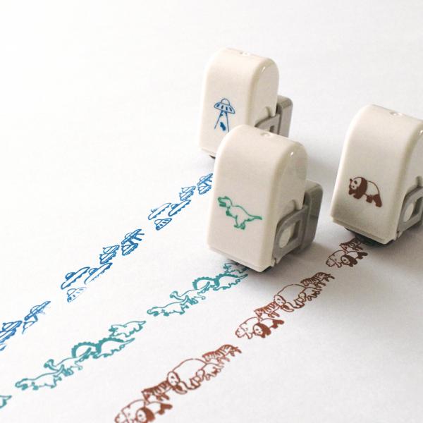 商品説明 コロコロとどこまでも行列を延ばせるループスタンプ。動物、宇宙船、恐竜などユニークなモチーフが揃っており、手帳やノート、カードにアクセントを加えるのに最適です。使い方は簡単で、スタンプをコロコロ転がすだけ。どんなページでも簡単に楽し...